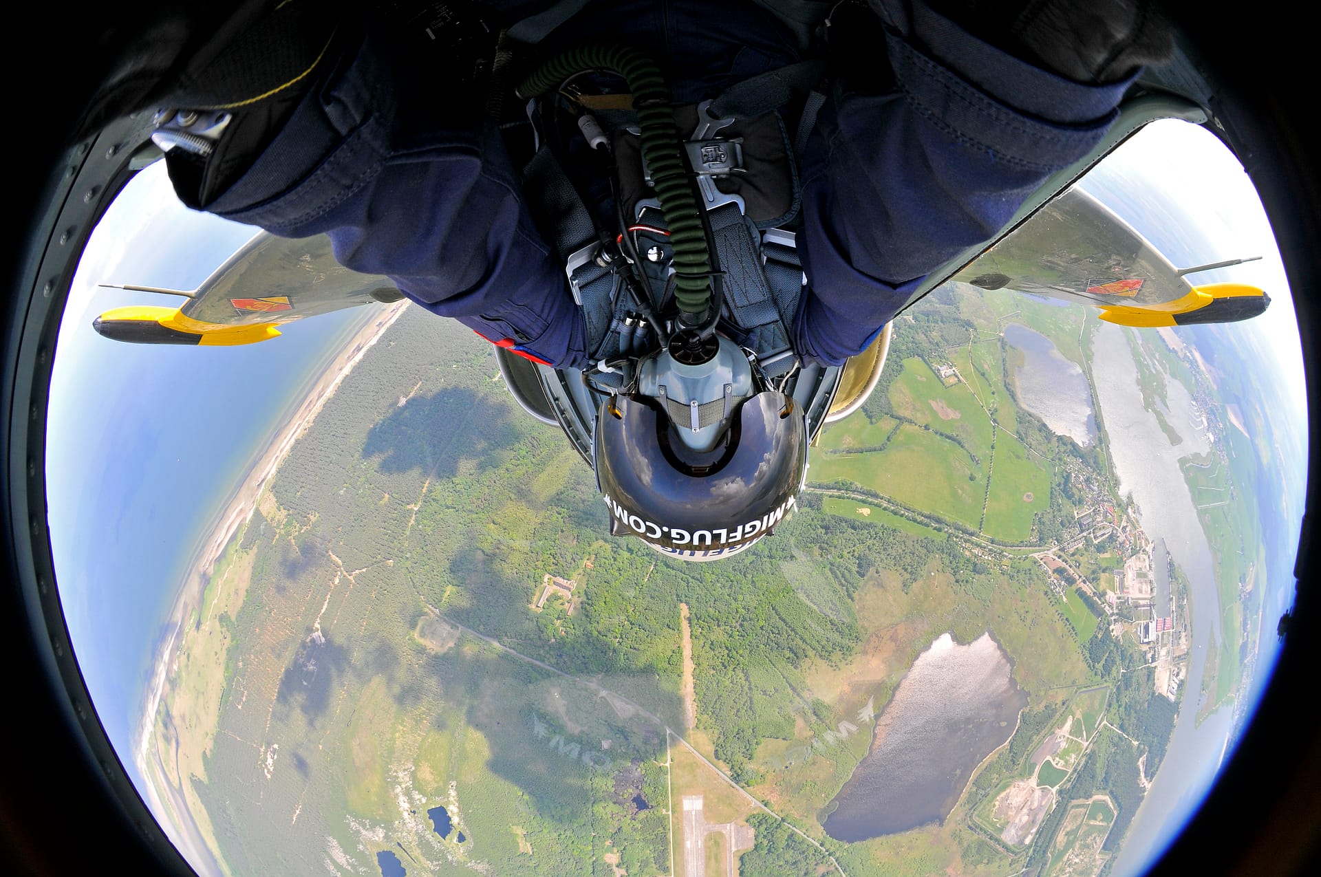 The art of Mid-Air selfies | MiGFlug.com Blog